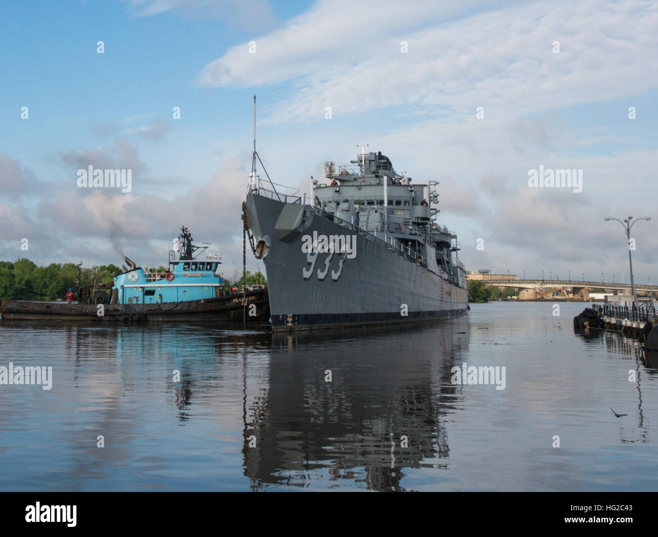 160507-N-KB666-003 WASHINGTON (May 7, 2016) A tug boat moves Display ...