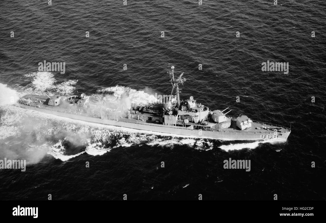 USS Brownson (DD-868) underway off Boston on 9 October 1950 Stock Photo ...