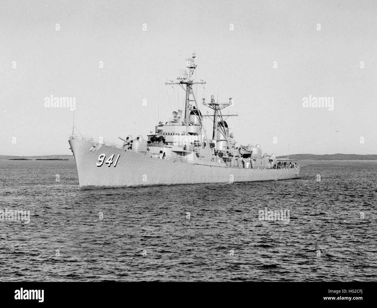 USS Du Pont (DD-941) underway on 17 May 1957 Stock Photo - Alamy