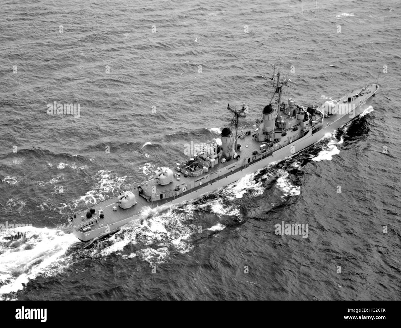 USS Du Pont (DD-941) underway in May 1957 Stock Photo - Alamy