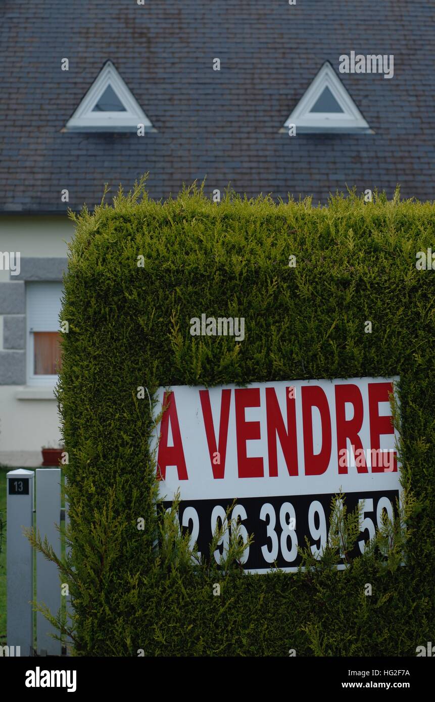 A Vendre For Sale sign on a French house Stock Photo - Alamy