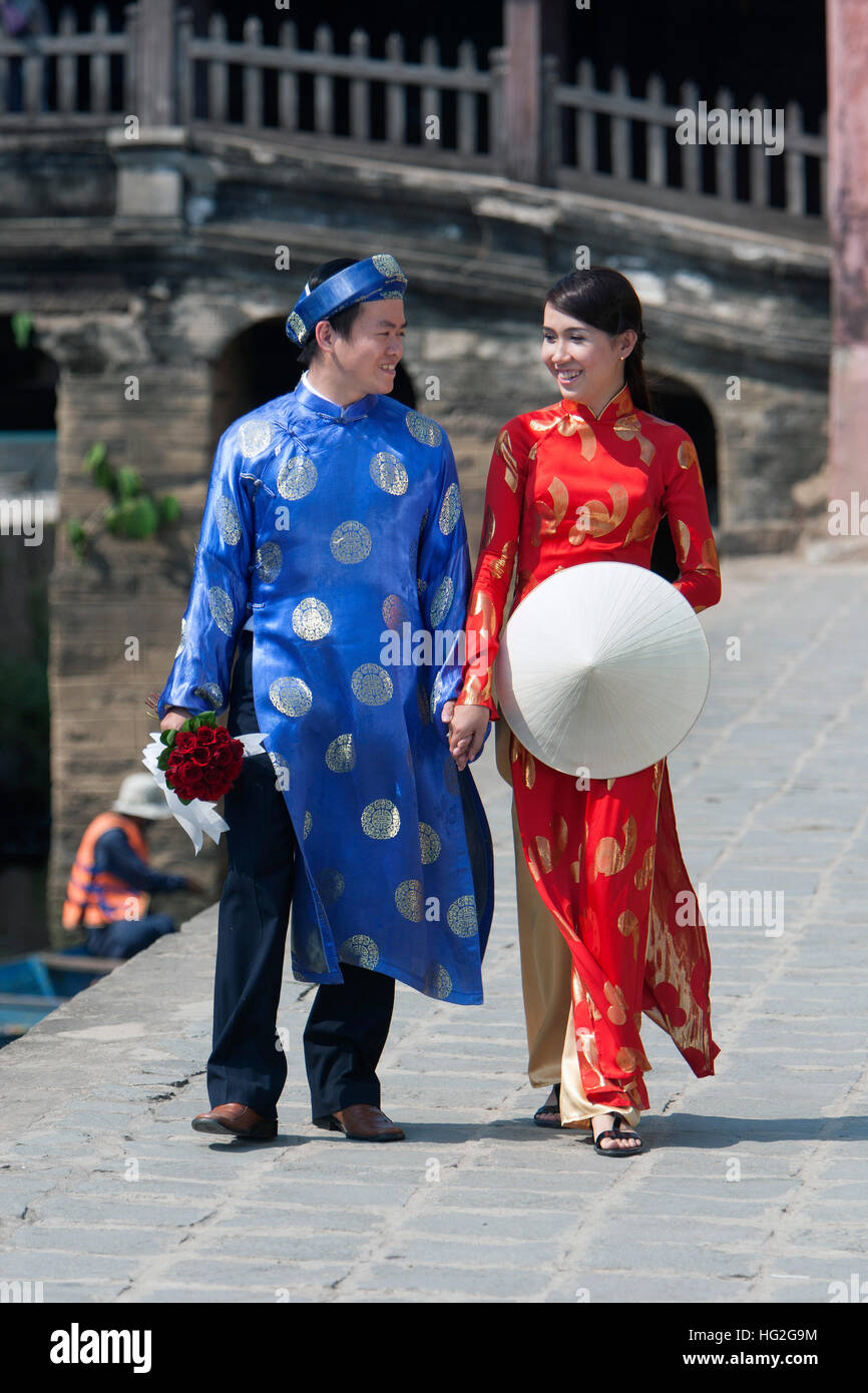Bride and groom traditional costume Hoi An Vietnam Stock Photo - Alamy
