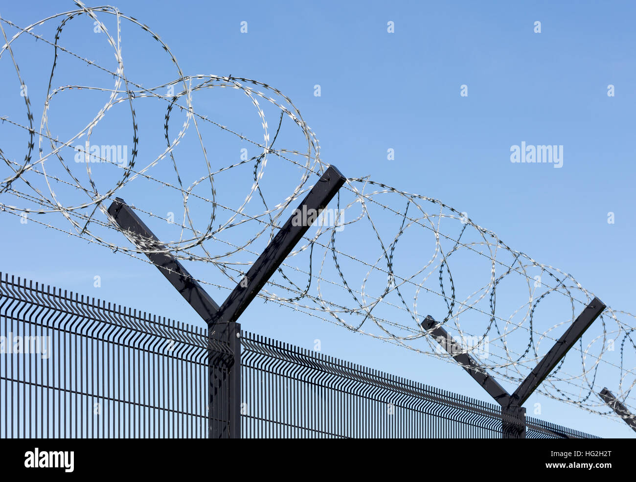 Barbed and razor wire security fence Stock Photo - Alamy