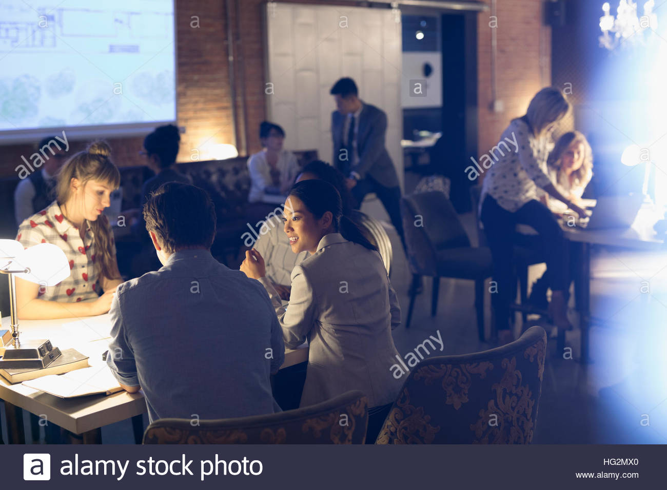 Groups of people talking hi-res stock photography and images - Alamy