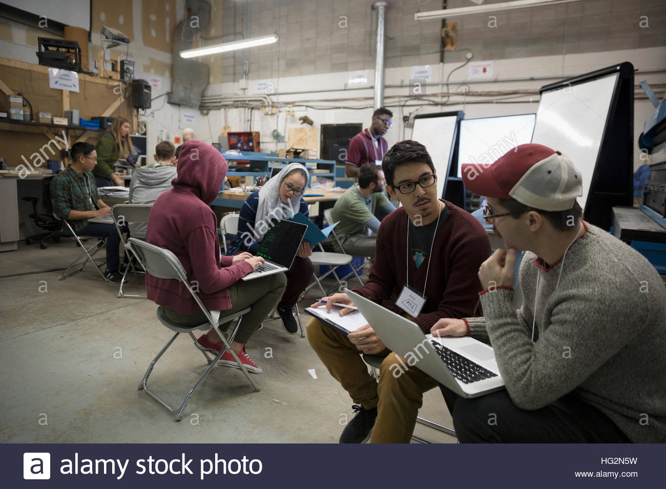 Using laptop software hi-res stock photography and images - Alamy