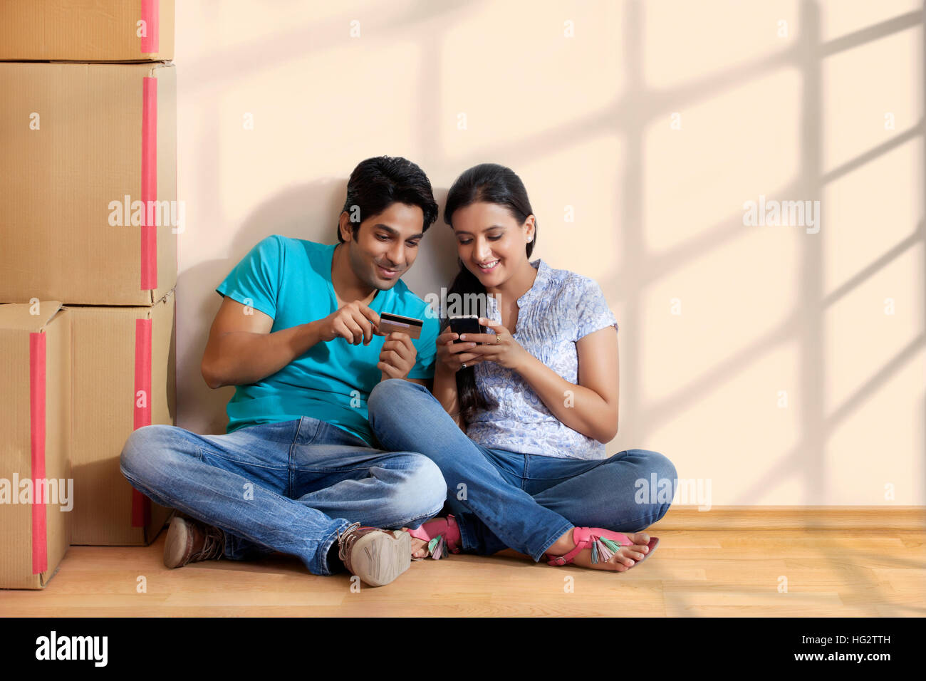 Young couple online shopping using mobile Stock Photo - Alamy