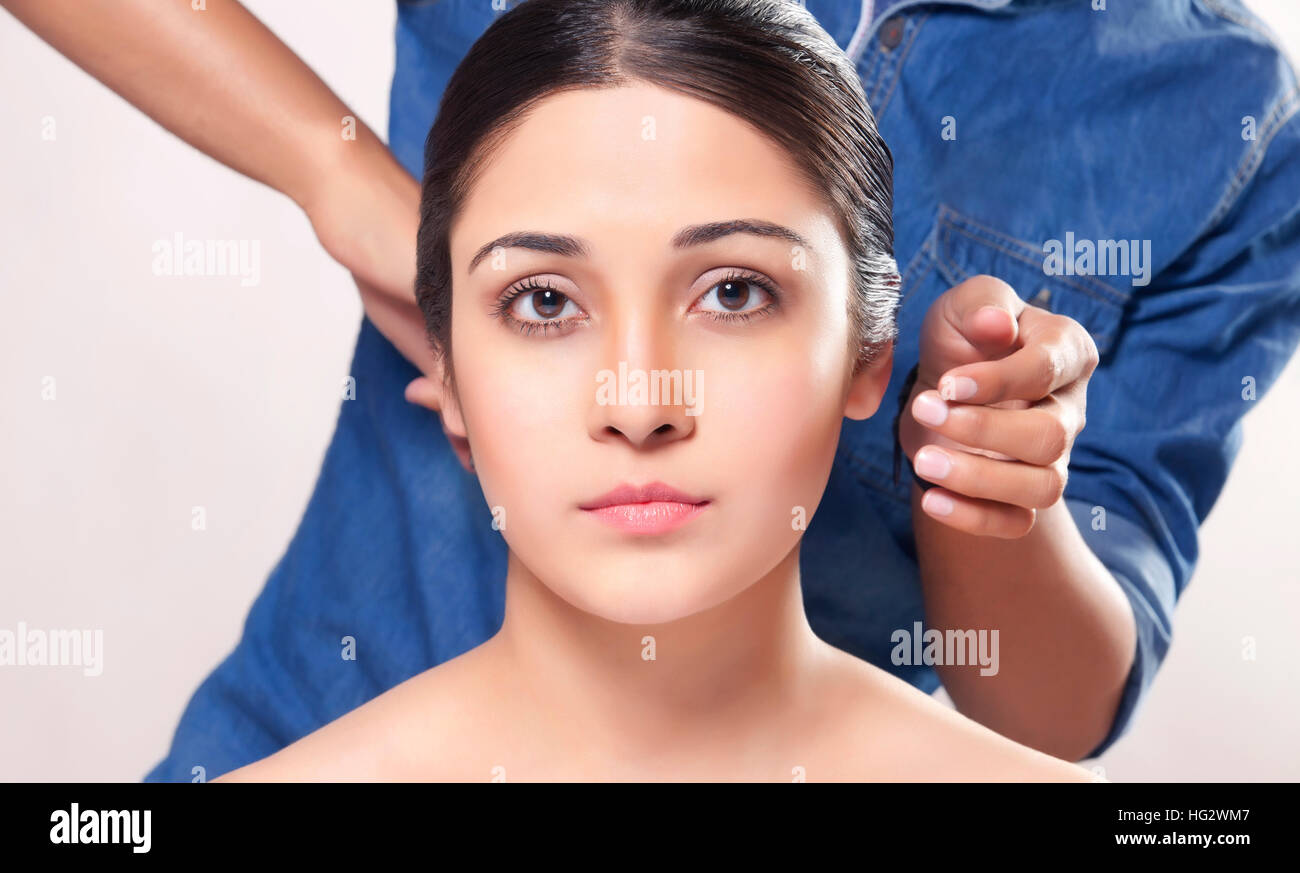 Black woman hair salon style hi-res stock photography and images - Alamy