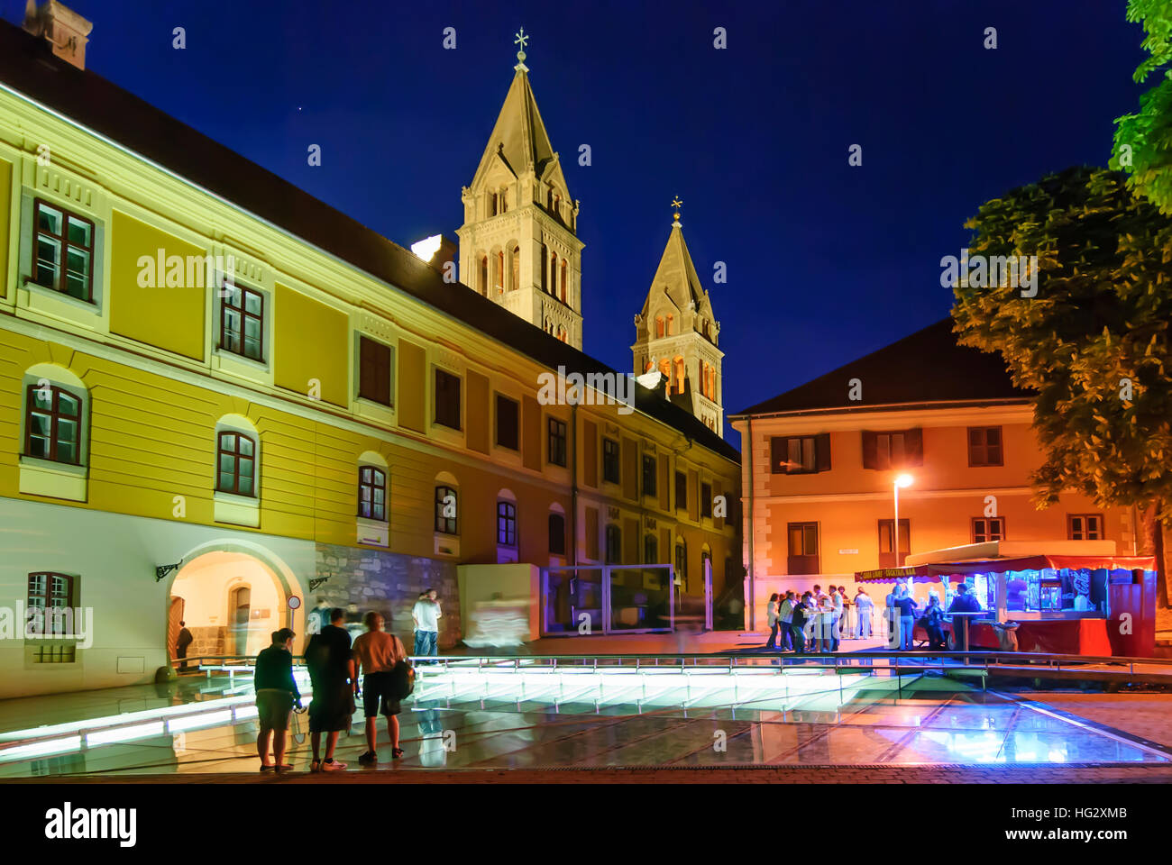 Pecs (Fünfkirchen): Dom and roofed excavations in the visitor center ...