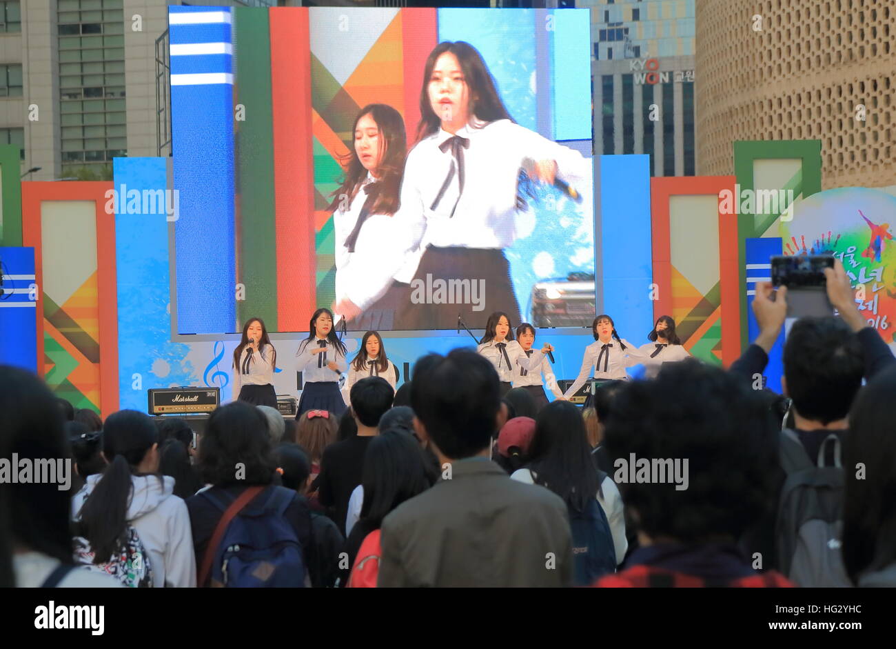 Korean idol group hi-res stock photography and images - Alamy