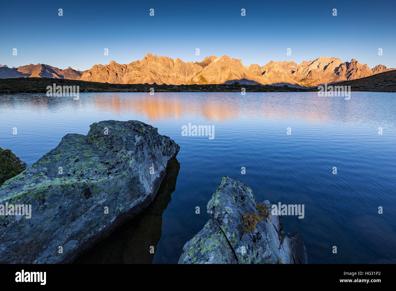 Rocks at Lac Laramon. Sunlight at sunrise on mountain peaks. Vallée de ...