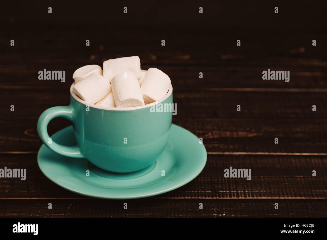 Cup of marshmallows on the dark brown wooden table, cozy morning ...