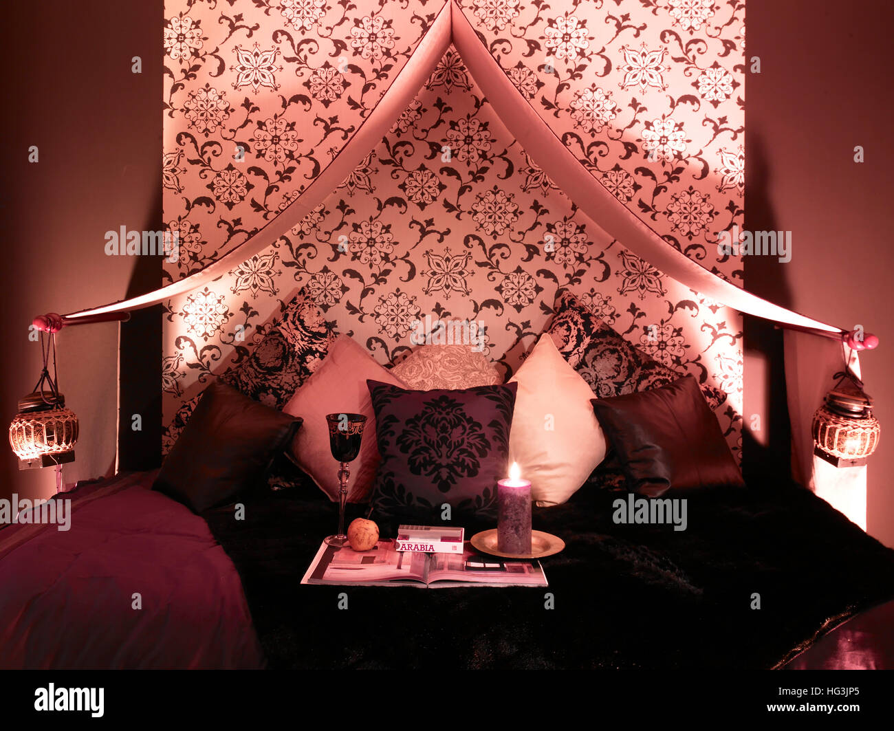 Pink bedroom with canopy Stock Photo - Alamy