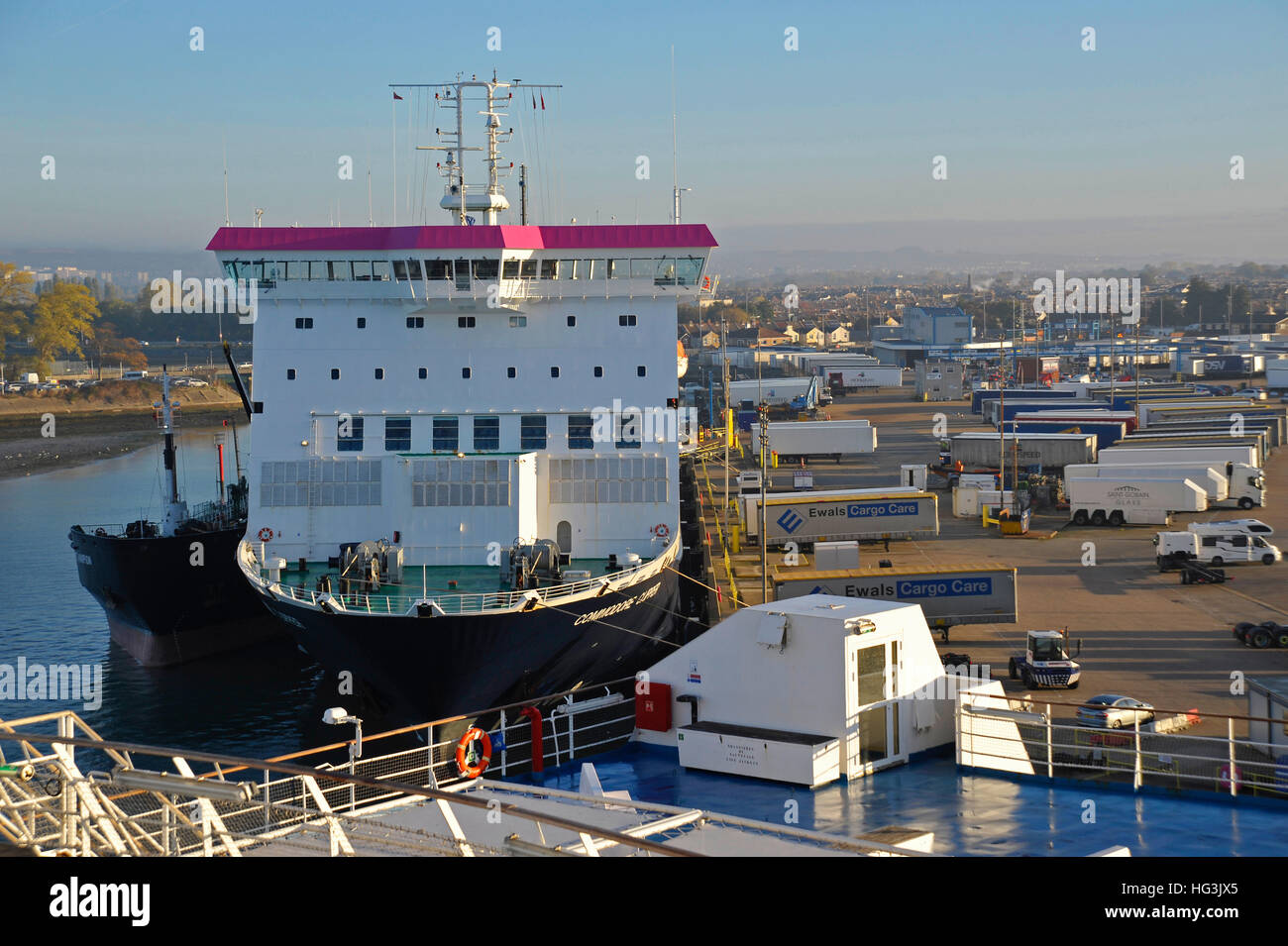 Cargo ships english channel hi-res stock photography and images - Alamy