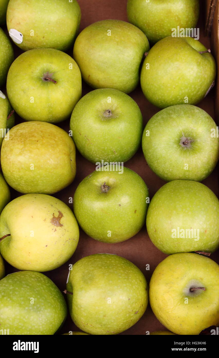 Heap fresh green apples hi-res stock photography and images - Alamy