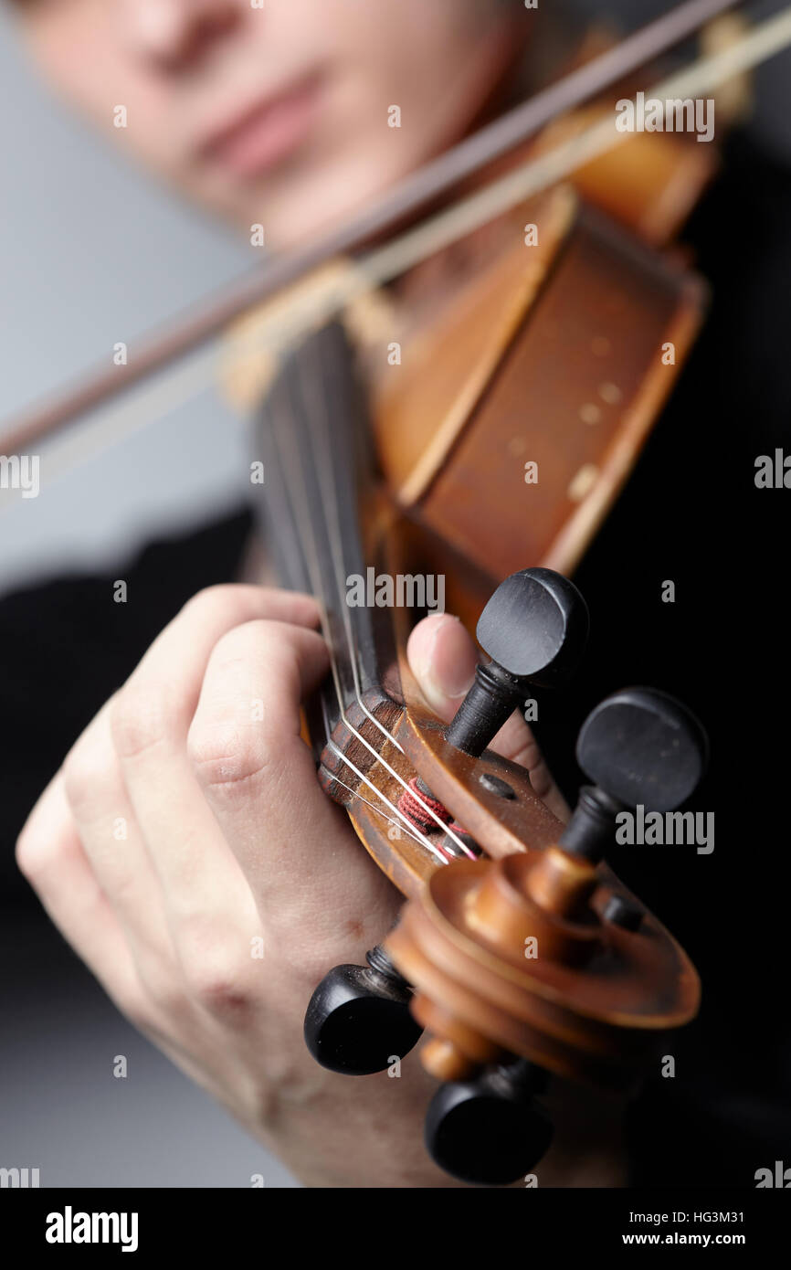 playing the violin close-up Stock Photo - Alamy