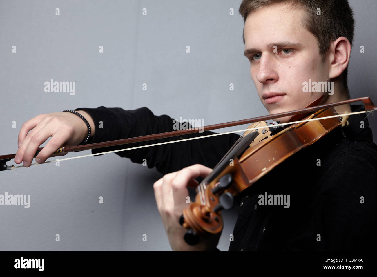 man playing violin close-up Stock Photo - Alamy