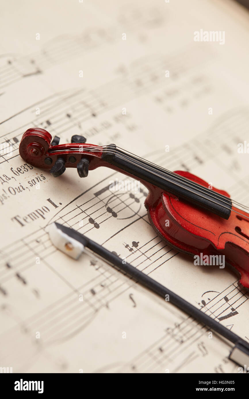 violin on of notes background Stock Photo - Alamy