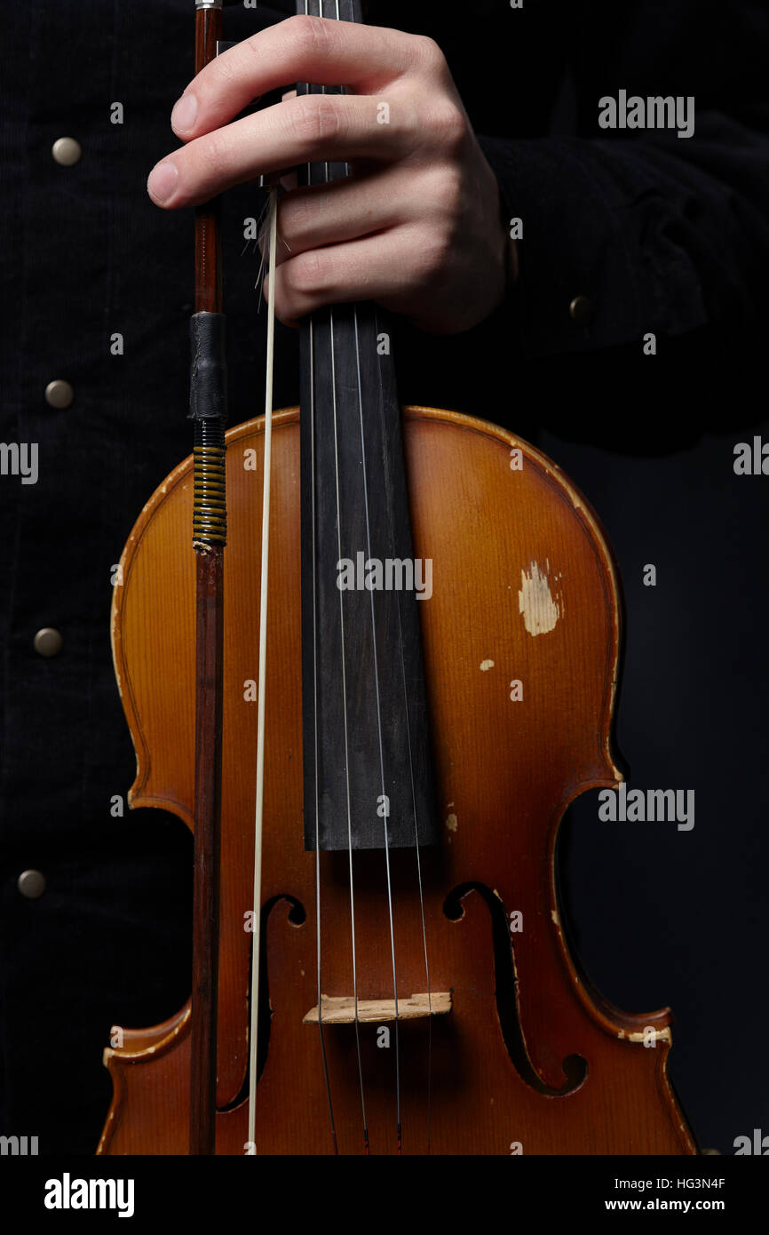 playing the violin close-up Stock Photo - Alamy