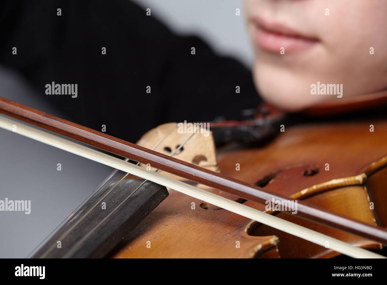 playing the violin close-up Stock Photo - Alamy