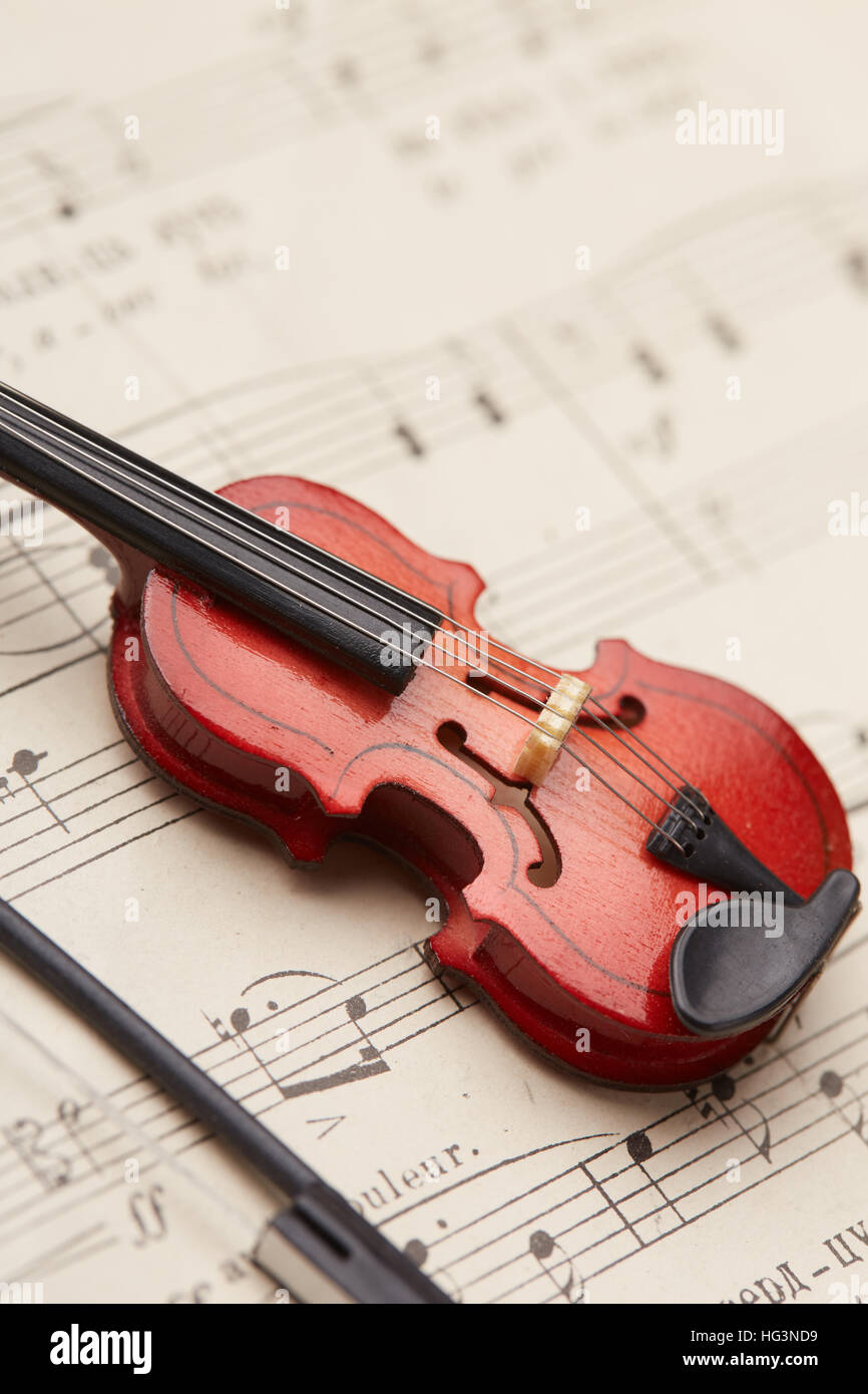 violin on of notes background Stock Photo - Alamy