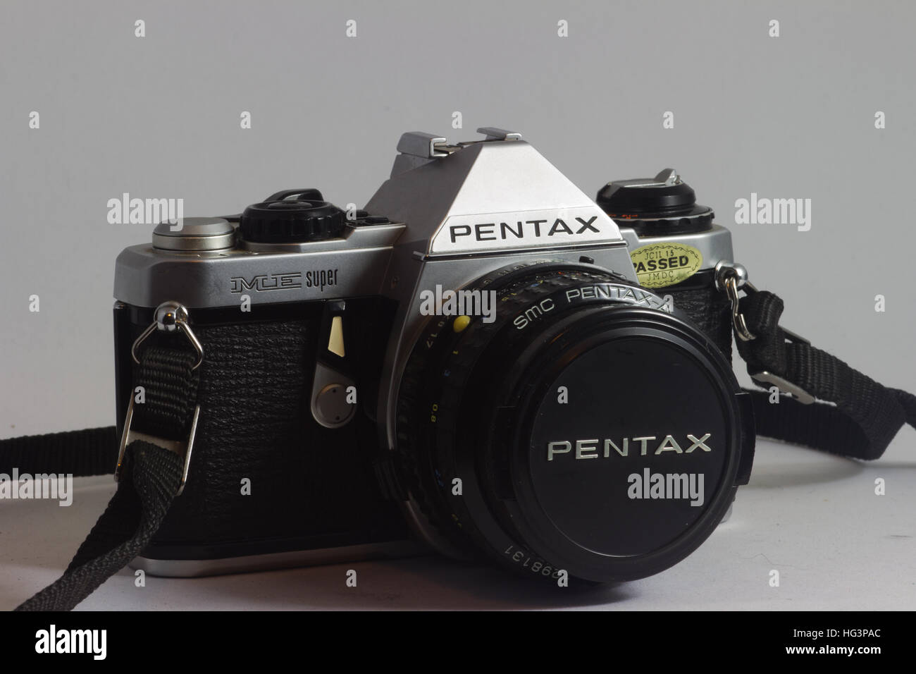 Vintage 35mm Pentax film camera Stock Photo - Alamy