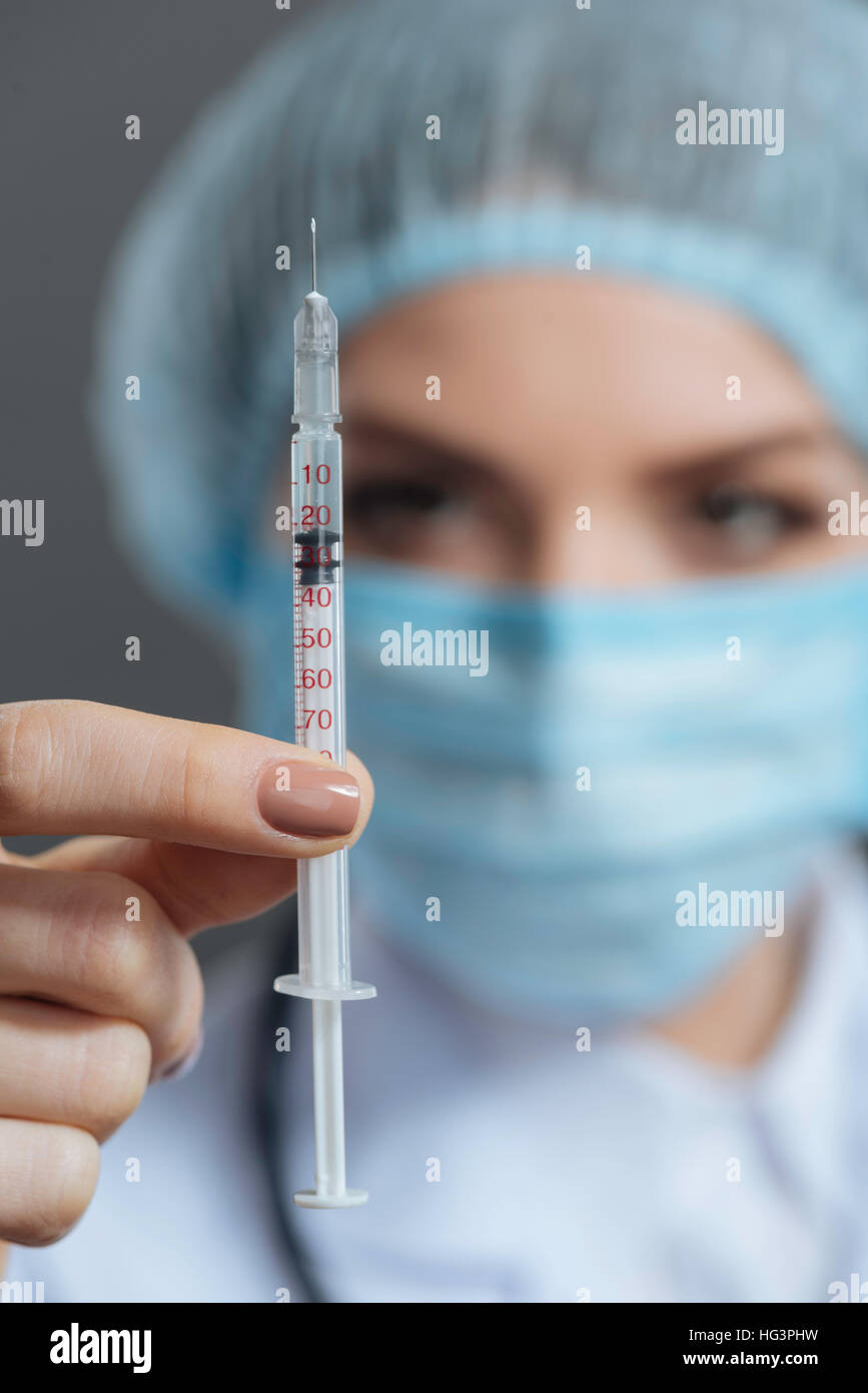 Close up of female doctor holding hypodermic needle Stock Photo - Alamy
