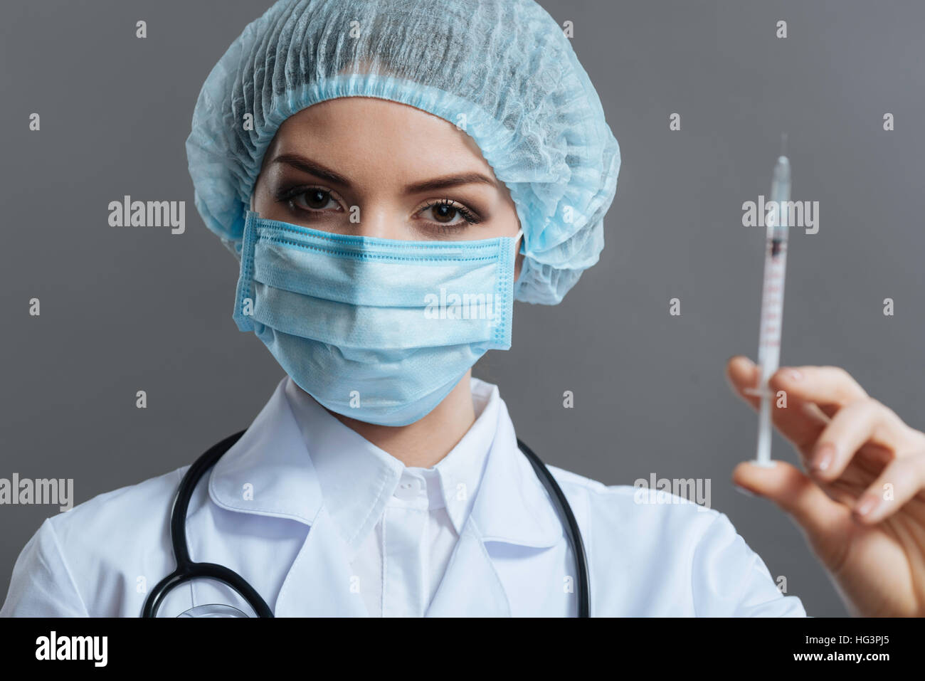 Beautiful doctor preparing to make the injection Stock Photo - Alamy
