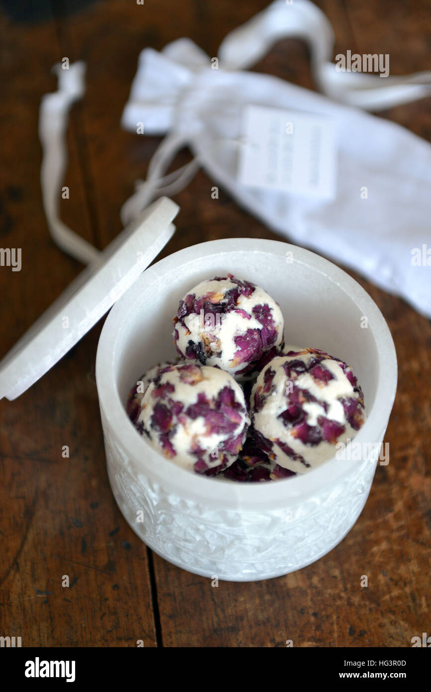 Bath bombs hi-res stock photography and images - Alamy