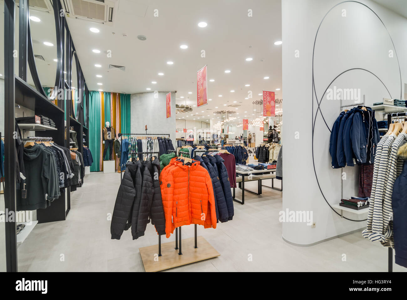 Modern store in shopping mall Stock Photo - Alamy