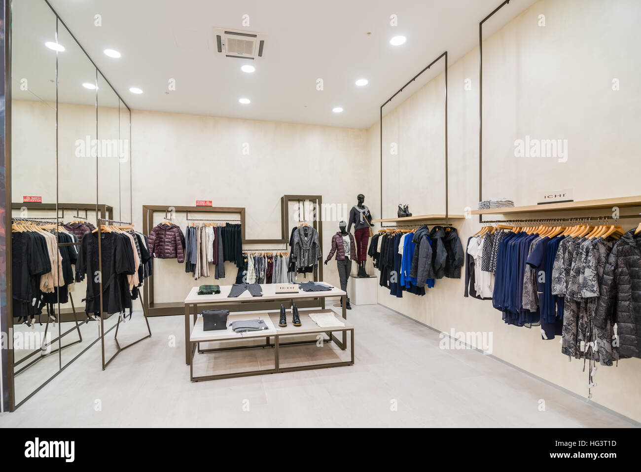 Modern store in shopping mall Stock Photo - Alamy