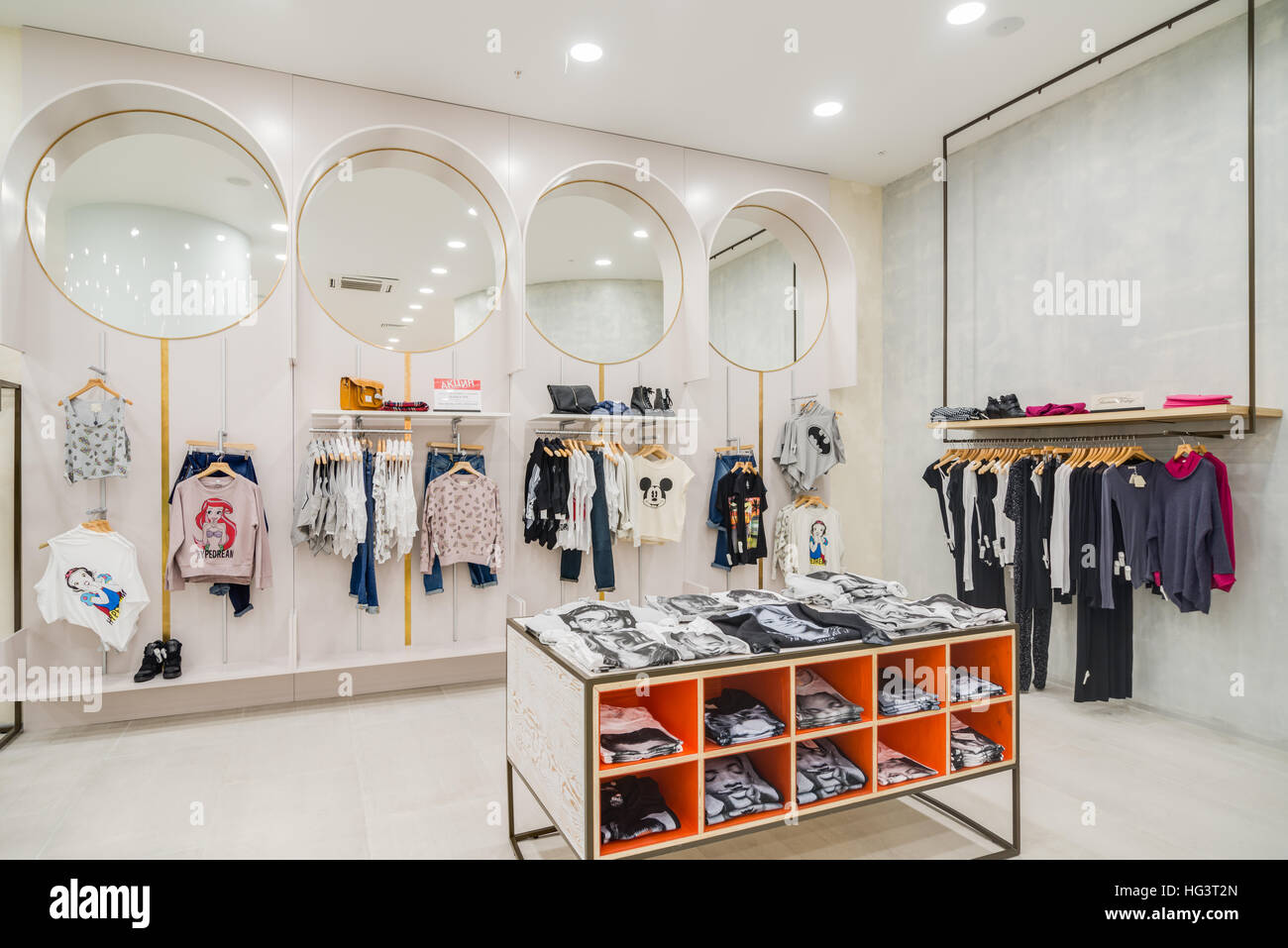 Modern store in shopping mall Stock Photo - Alamy