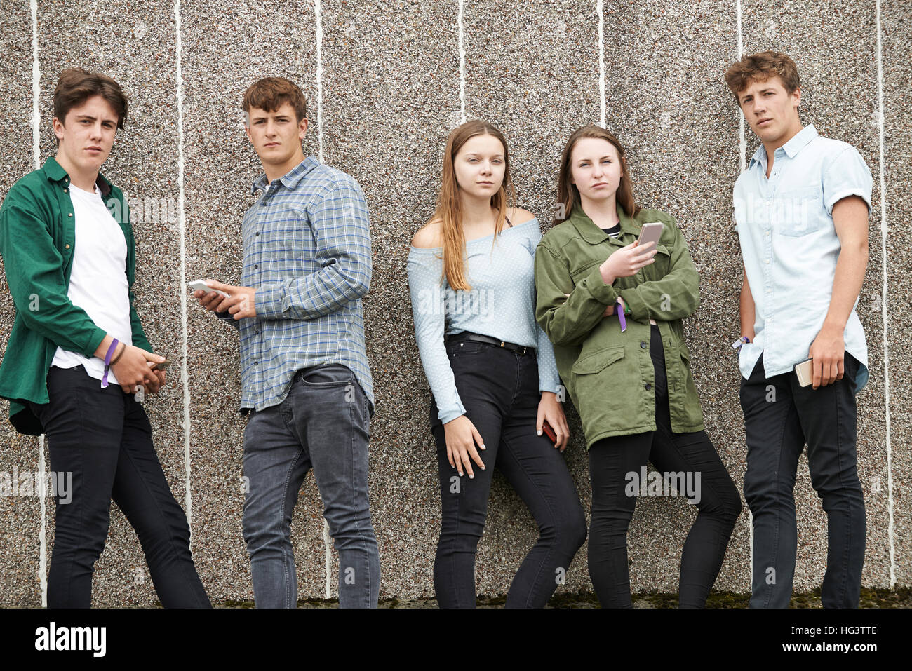 Group teenagers texting hi-res stock photography and images - Alamy