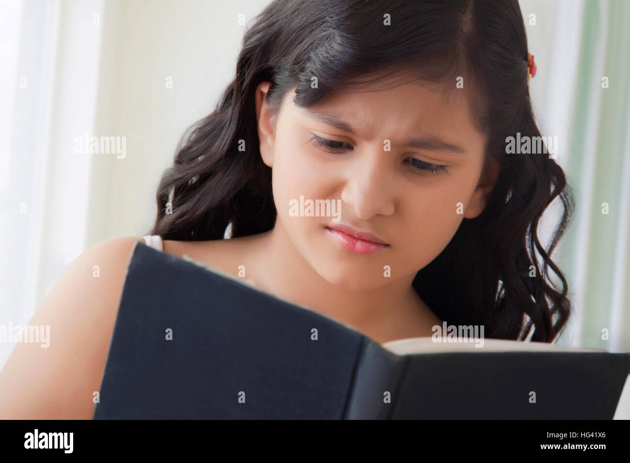 Girl portrait reading table hi-res stock photography and images - Alamy