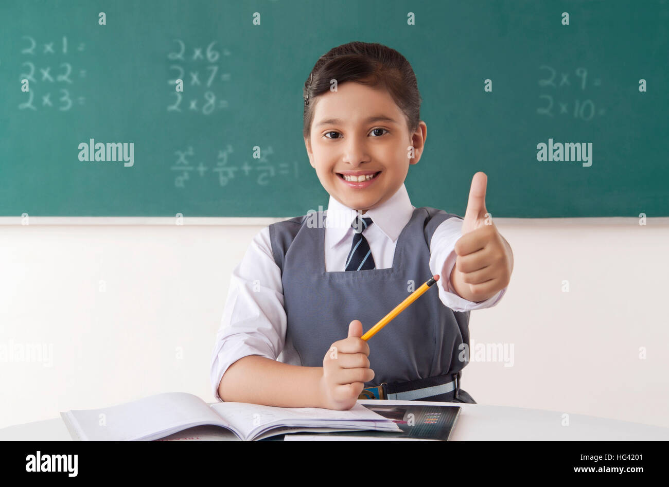 School children showing thumbs up hi-res stock photography and images ...