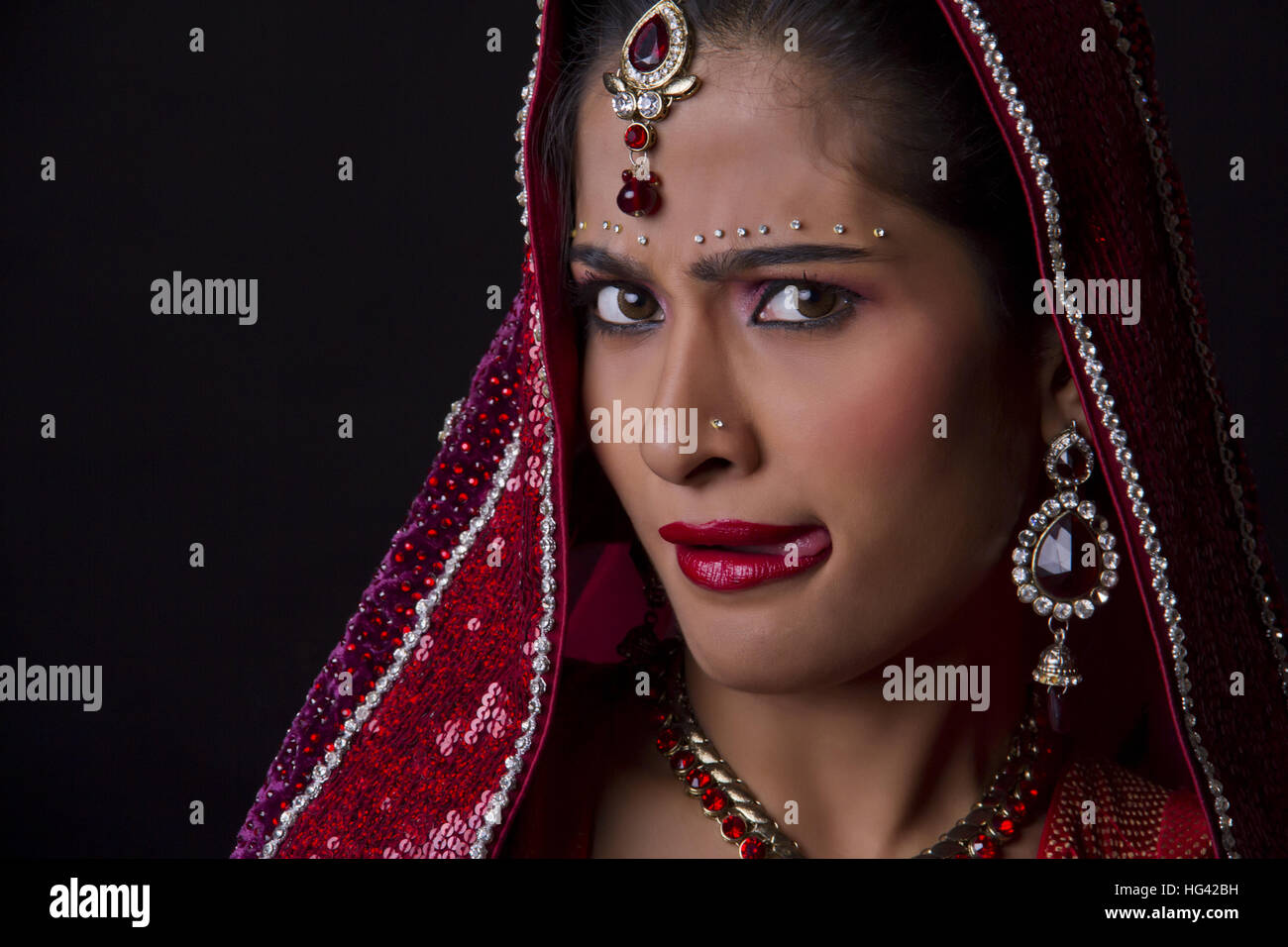 Beautiful Indian bride in traditional wedding dress Stock Photo - Alamy