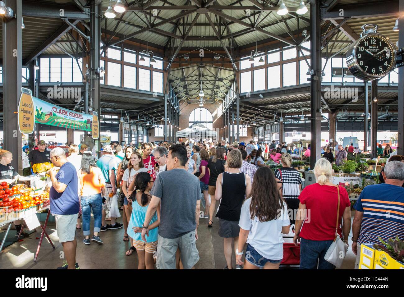 Fresh fruits and vegetables and lot of visitors on Detroit's Eastern ...