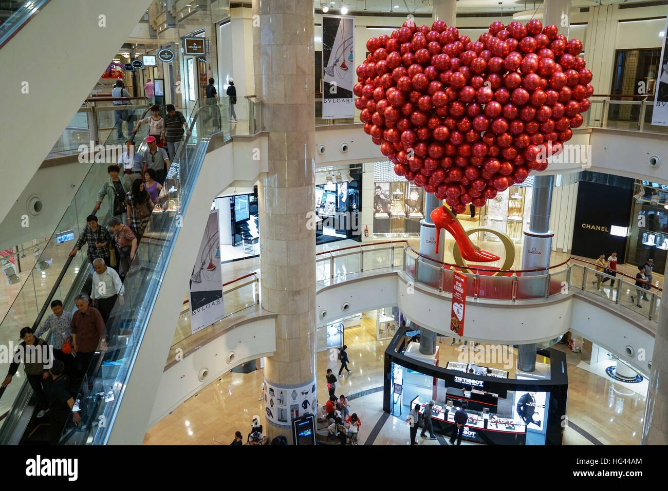 Taiwan: Taiwan's biggest shopping center 'Taipei 101 Mall' inside the ...