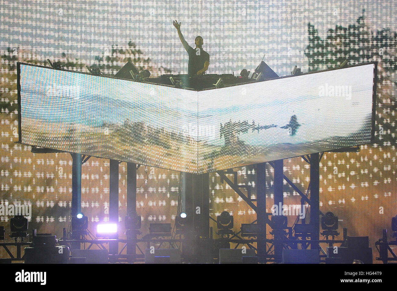 Calvin harris on stage hi-res stock photography and images - Alamy