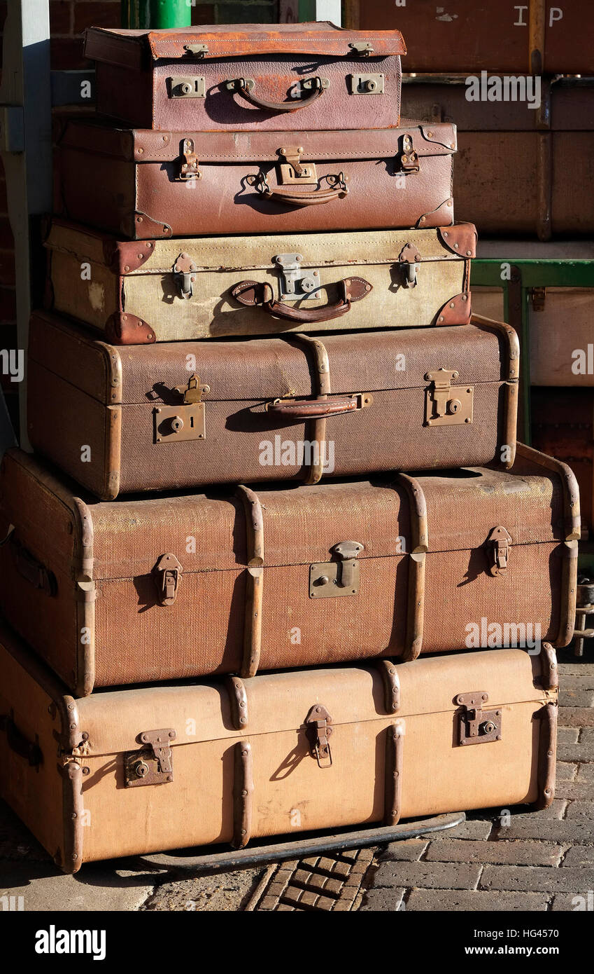 Pile of suitcases uk hi-res stock photography and images - Alamy
