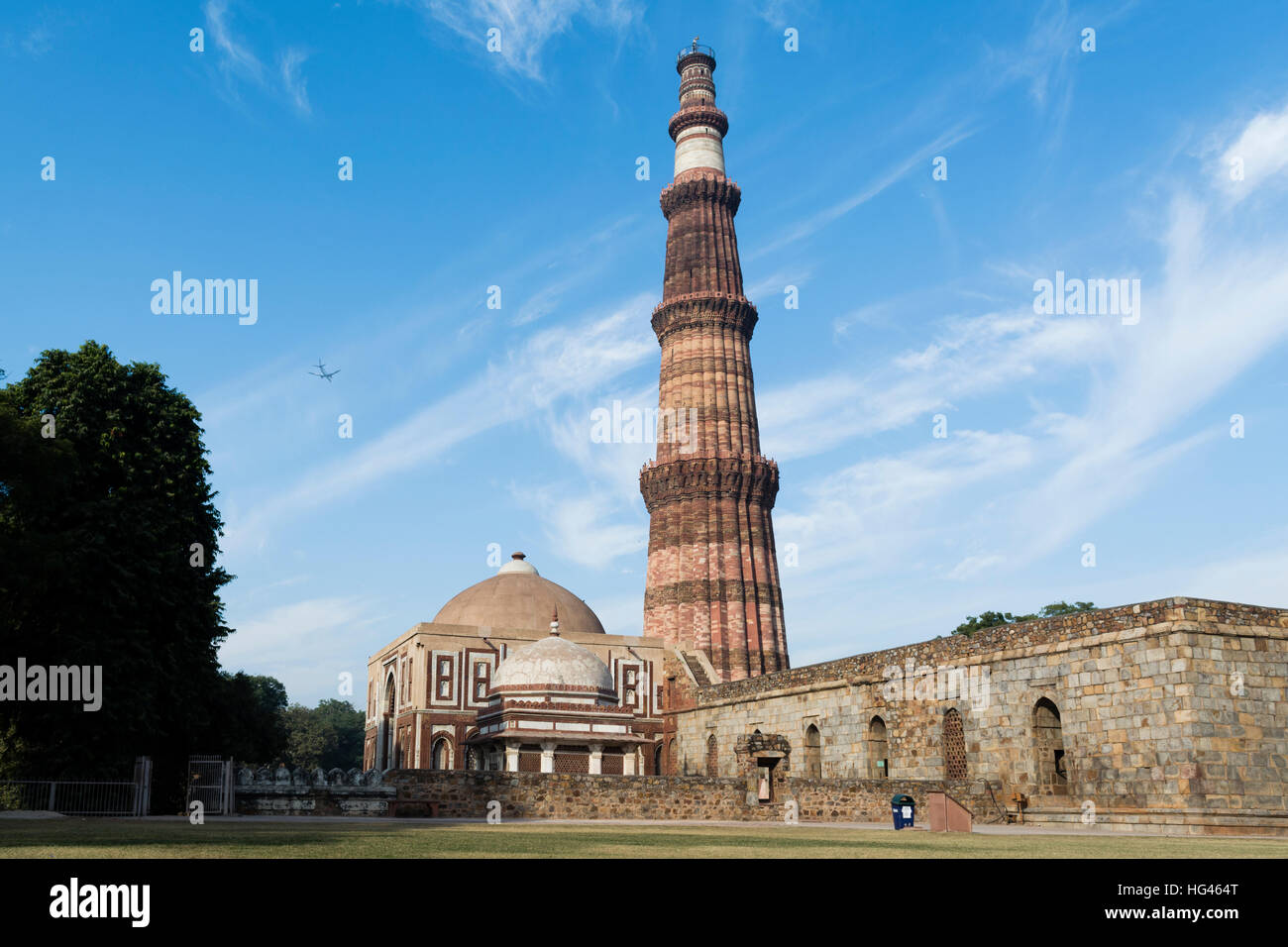 Qutub Minar and Alai Darwaza inside Qutb complex in Mehrauli Stock ...