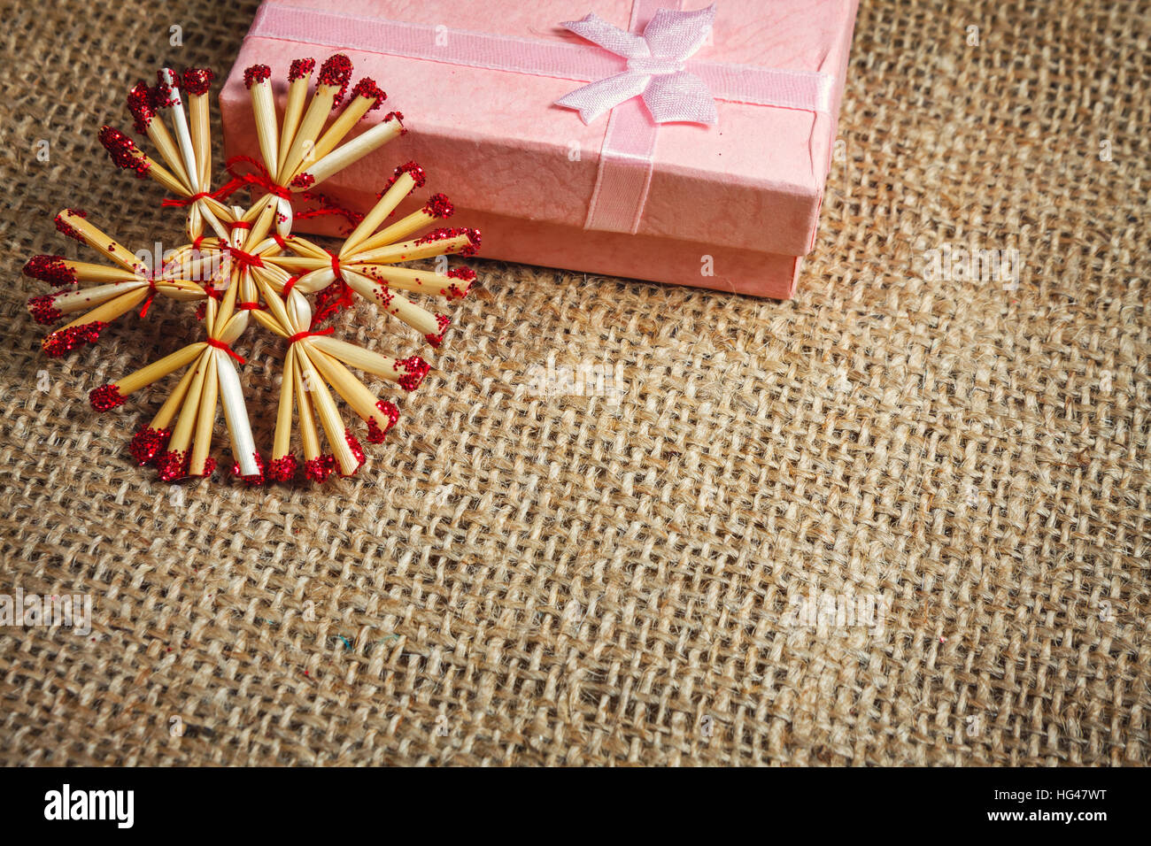 Pink christmas gift on burlap background, close up Stock Photo - Alamy