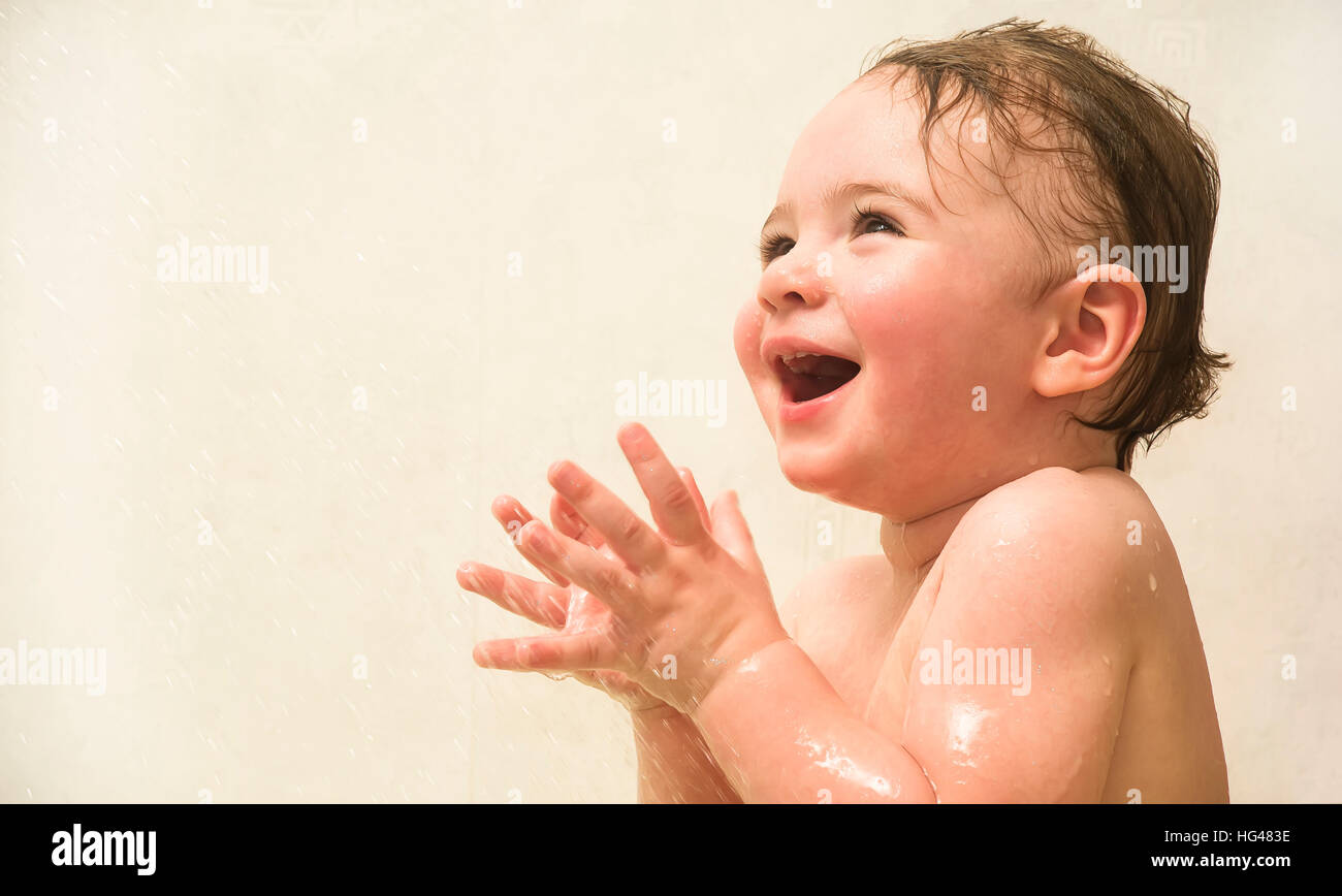 Baby laughing and playing in the bath Stock Photo - Alamy