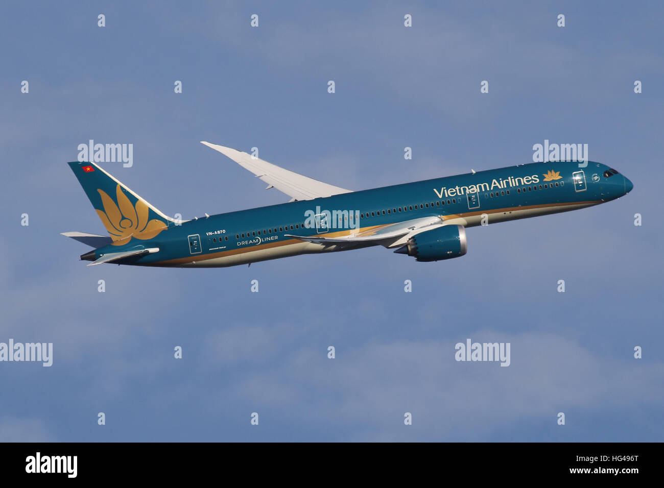 Vietnam airlines boeing 787 landing hi-res stock photography and images ...