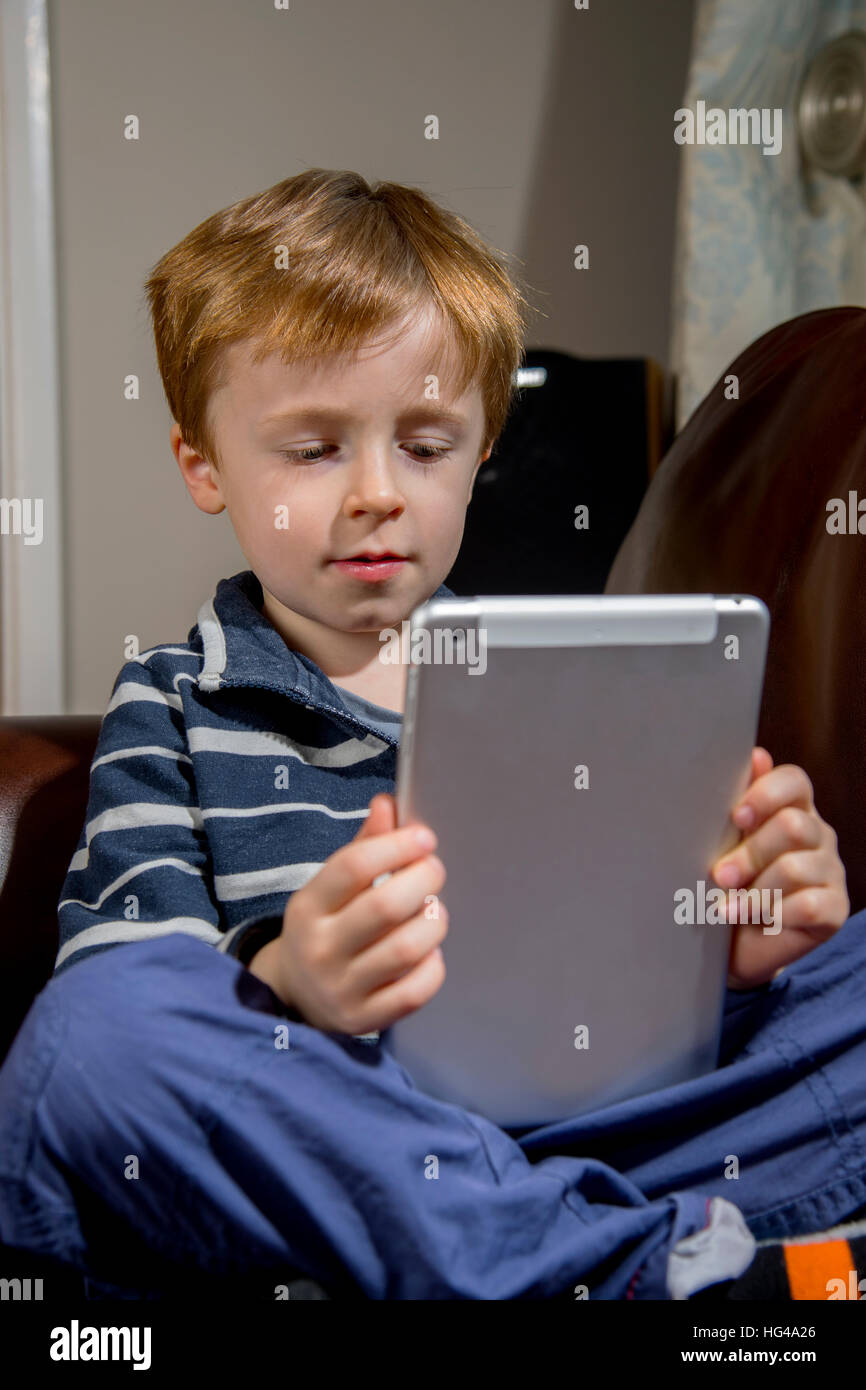 Kid using ipad hi-res stock photography and images - Alamy