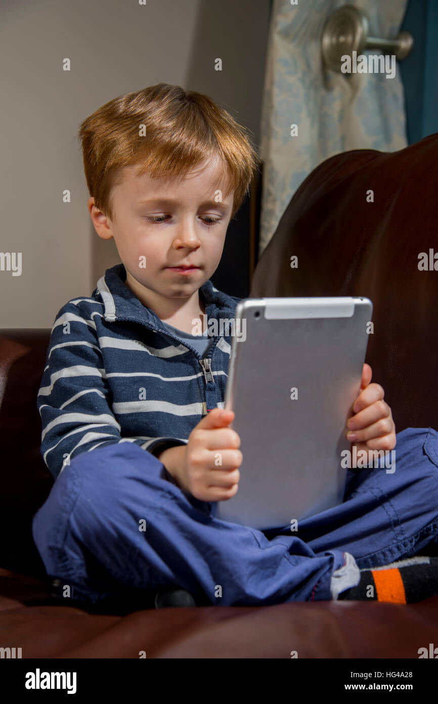 Kid using ipad hi-res stock photography and images - Alamy