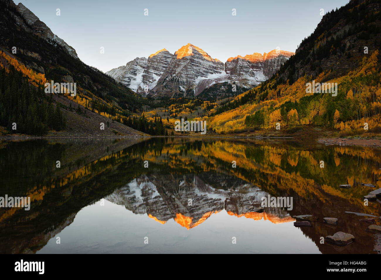 Beautiful sunrise touches Maroon bells peak at Maroon lake, Aspen ...