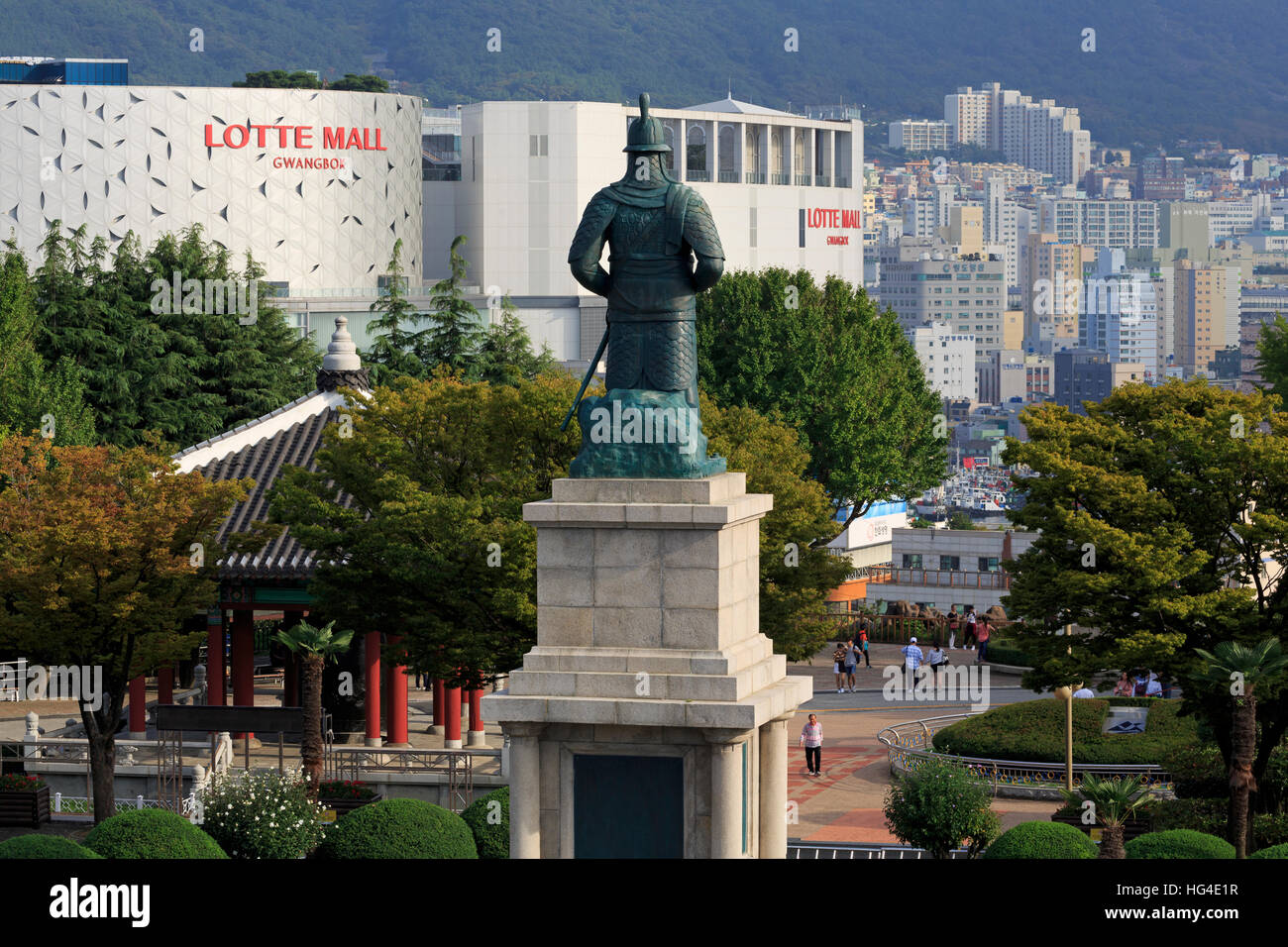 Admiral Yi Sun-Shin (Yi Sun-Sin) statue, Yongdusan Park, Busan, South ...