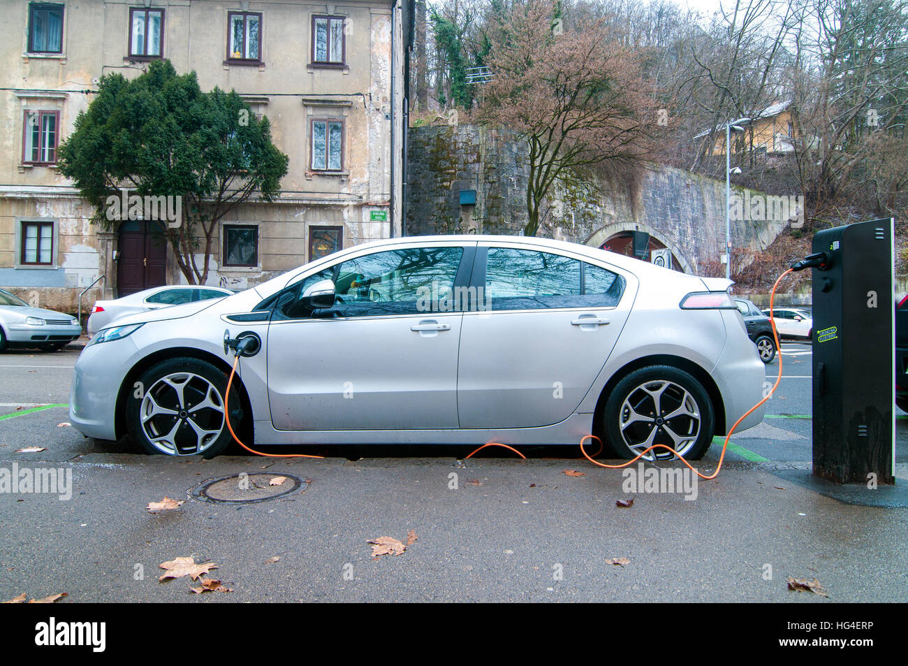Charging battery electric car hi-res stock photography and images - Alamy