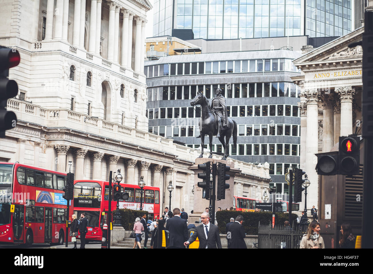 London, crossing people and buses around the Duke Of Wellington Statue ...