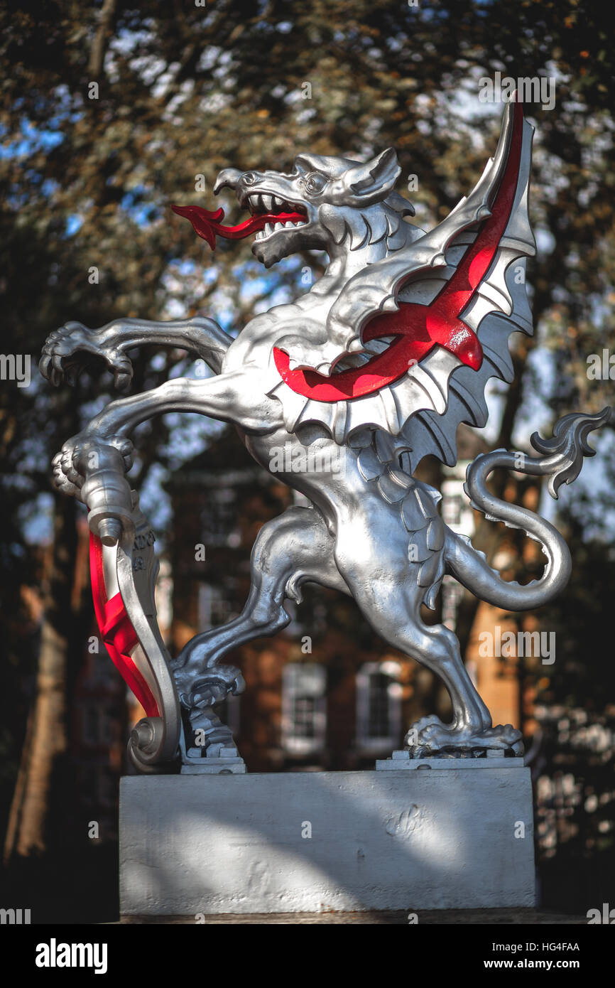 City of london dragon statue hi-res stock photography and images - Alamy
